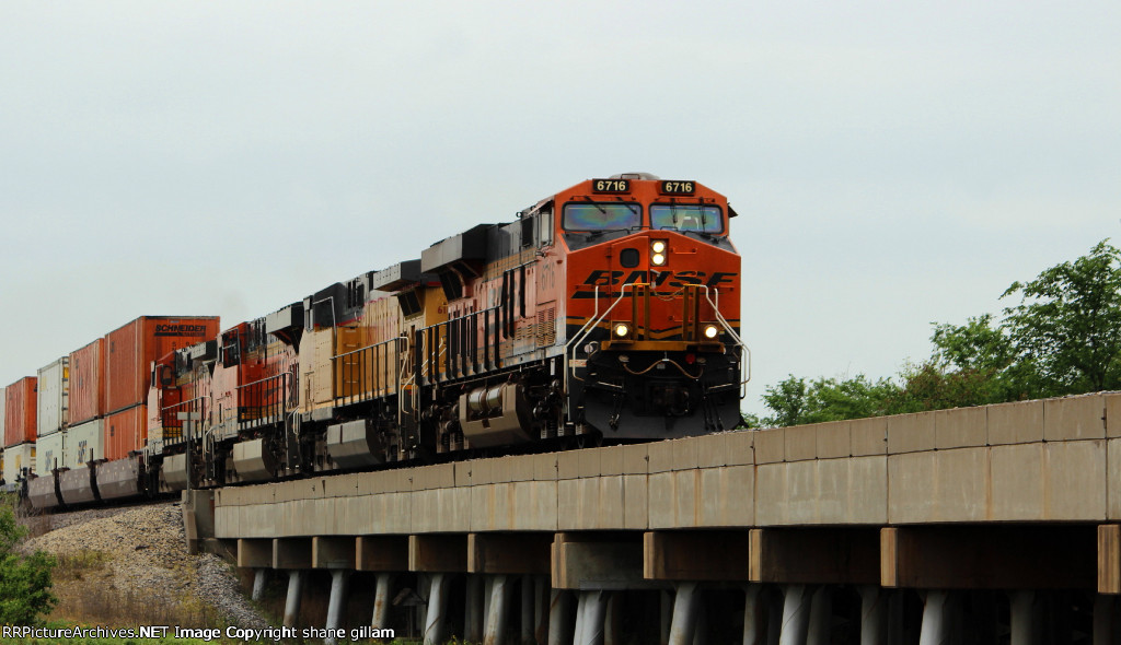BNSF 6716 takes a eb hotshot z stowwsp.